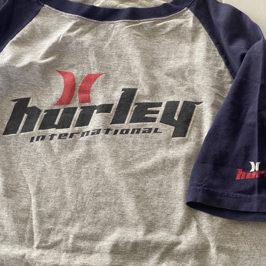 เสื้อยืดมือสอง แบรนด์เซิร์ฟ ( Hur เทา ) | Shopee Thailand