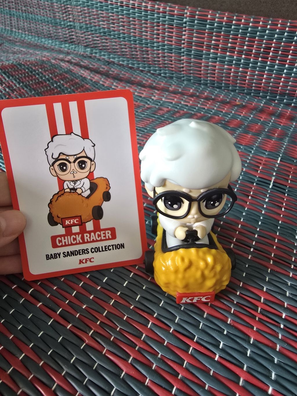 ของเล่นในภาพคือฟิกเกอร์ "เบบี้ แซนเดอร์ส" (Baby Sanders) หนึ่งในคอลเลก ...