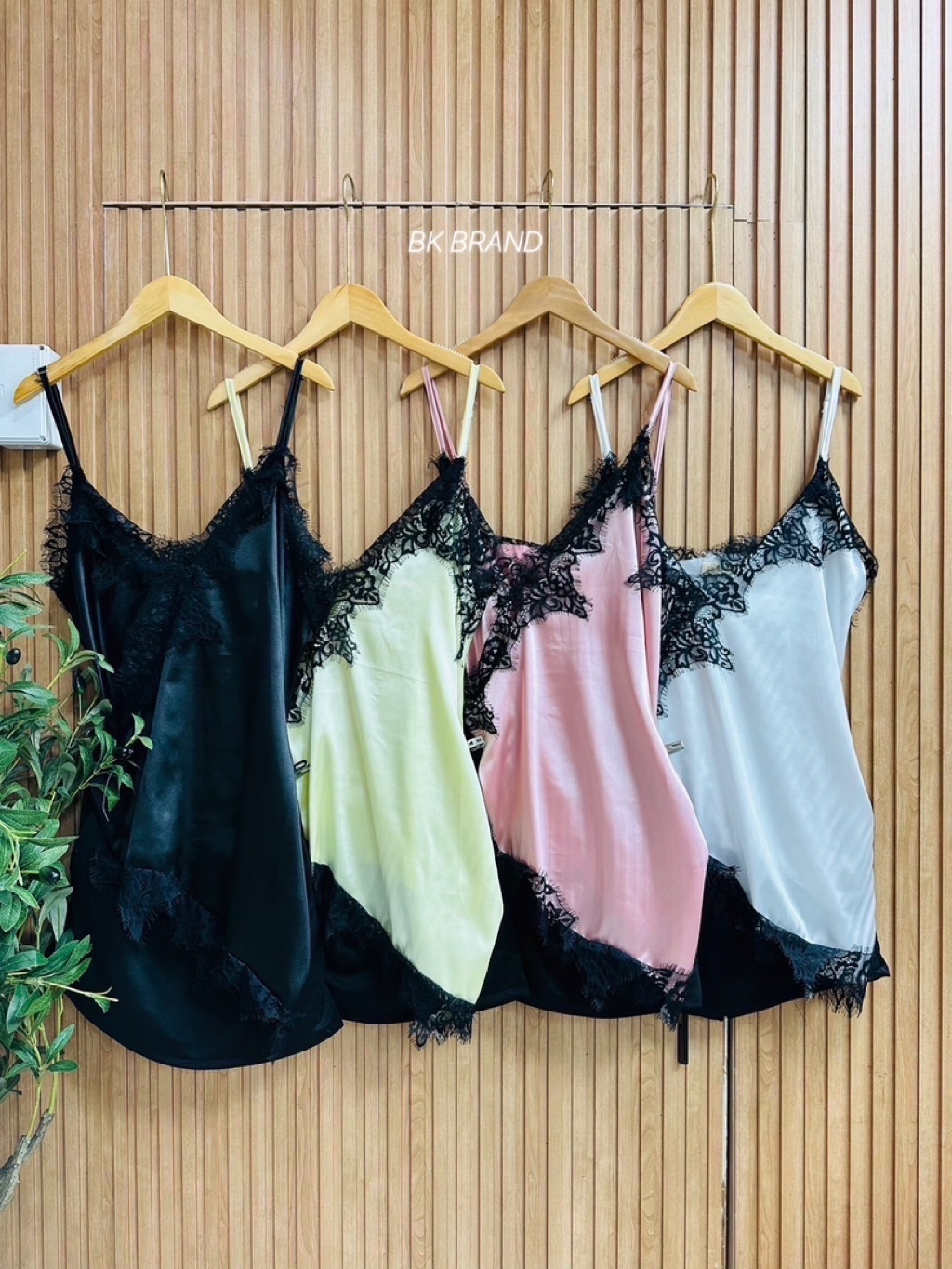 Phapassz - เซต2ชิ้น สายเดี่ยวผ้าซาตินแต่งลูกไม้ สายปรับได้ ผ้าใส่สบาย กระโปรงซับในเป็นกางเกง ดึง ...