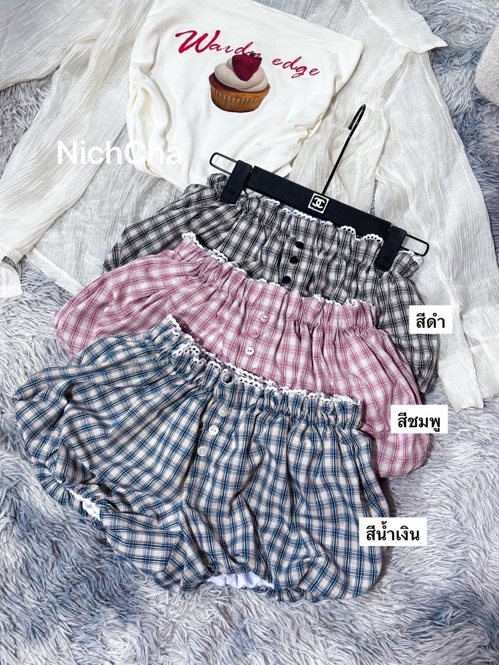 Phapassz - Set3ชิ้น เกาะอกย่นข้างสกีนคัพเค้ก กางเกงบอลลูนเอวต่ำลายสก็อต เชิ้ตคลุมแขนยาวขาวพริ้วๆ ...