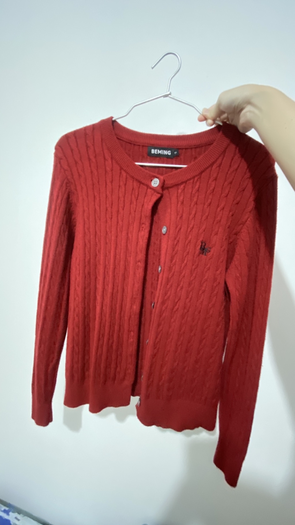 คาร์ดิแกน beming สีแดง ไซส์ s ไม่เคยใส่ค่ะ มีป้าย+ถุงครบ | Shopee Thailand