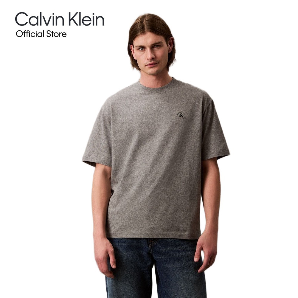 CALVIN KLEIN เสื้อยืดคอกลมแขนสั้นผู้ชาย Archive Logo ทรง Relaxed รุ่น ...