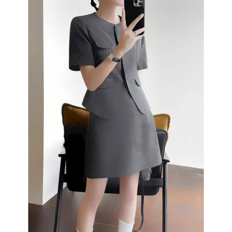 [Mya House] ชุดสีเทาพร้อมเสื้อแขนกุดติดกระดุมคอกลม + กระโปรงทรงเอ ...