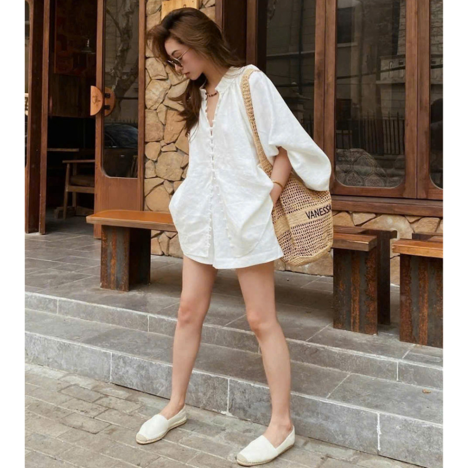 SONGJIHYOSTORE เสื้อเชิ้ตสีขาวคอปกและแขนพัฟเยอรมัน + กางเกงขาสั้น ...