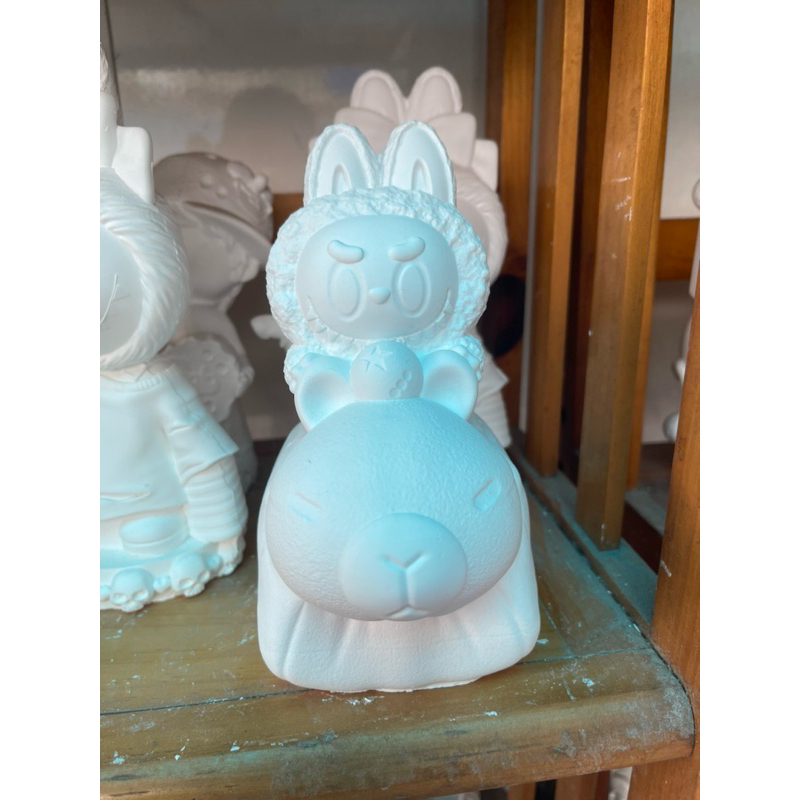 Labubu DRIVING CAPYBARA STATUE สีขาวพร้อมสีออก | Shopee Thailand