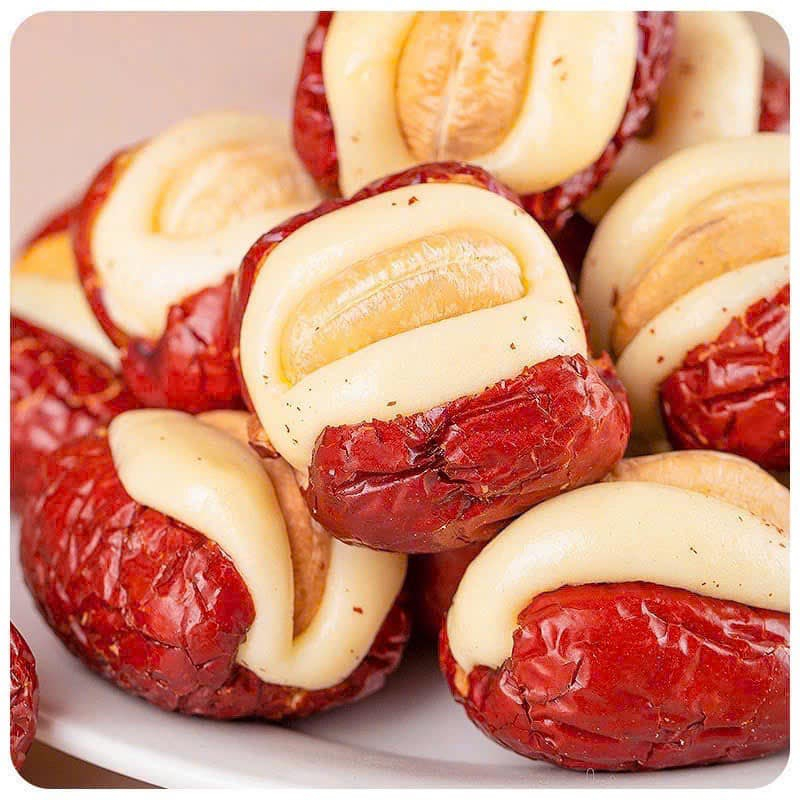 300gr BOX ของ CAMEL MILK CANDY MIXED WITH RED APPLES และ CASHEWS SUPER ...