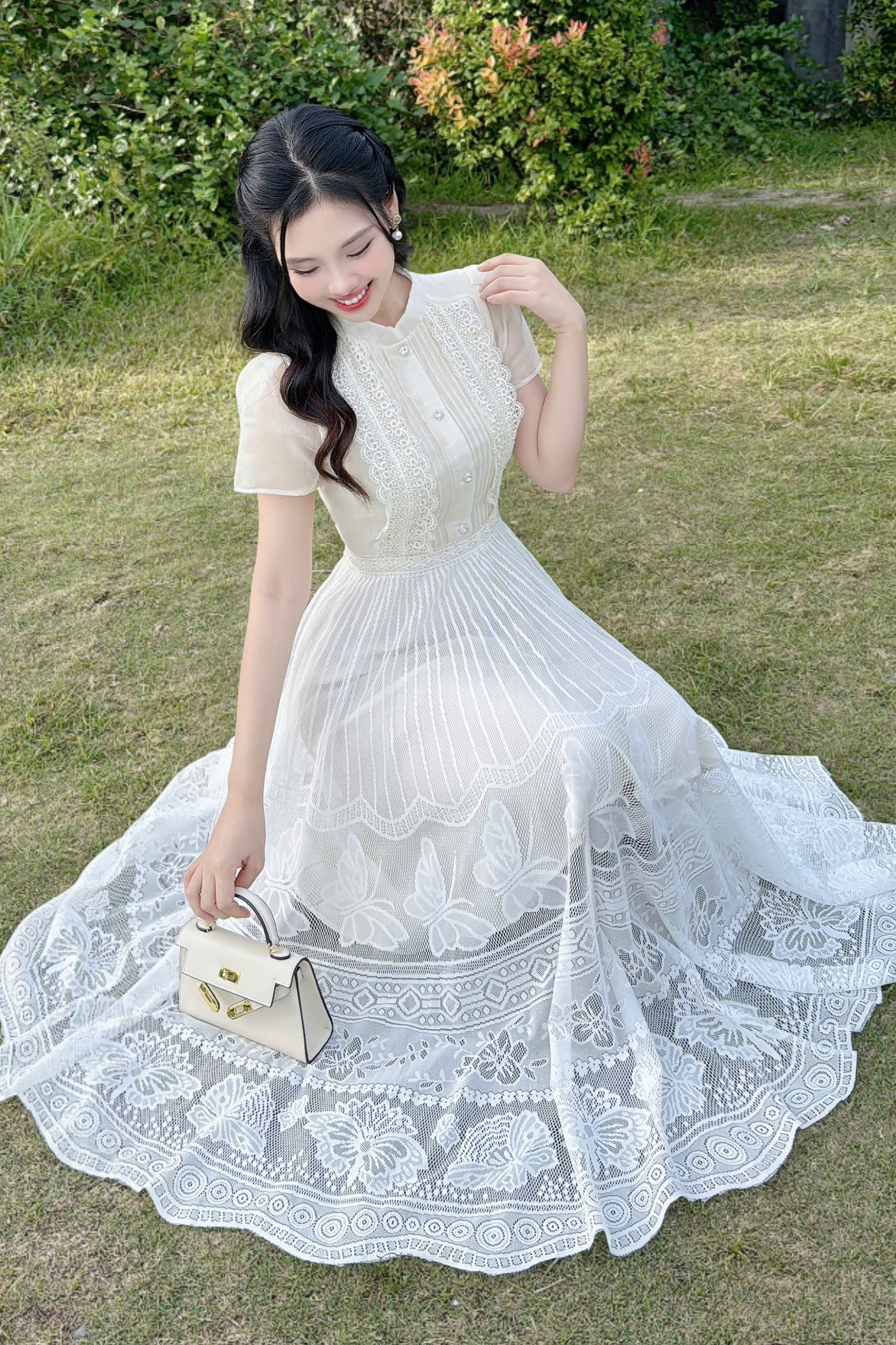 V611, RC673 เดรสลูกไม้สีขาวครีมบานยาวดีไซน์หรูหรา [TH HA LE] เดรสลูกไม้ผ้าไหม ladylike ทรงบาน ...