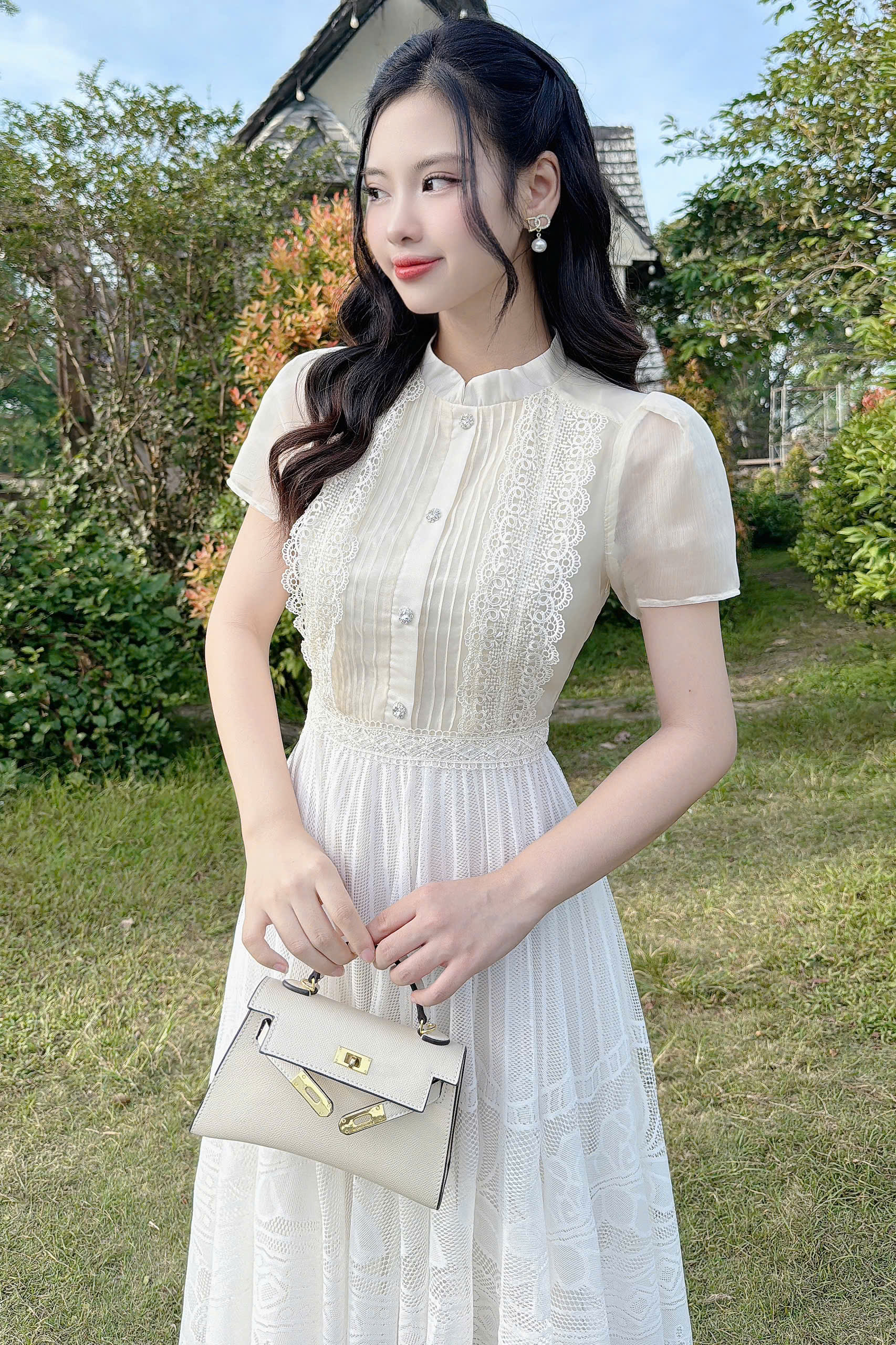 V611, RC673 เดรสลูกไม้สีขาวครีมบานยาวดีไซน์หรูหรา [TH HA LE] เดรสลูกไม้ผ้าไหม ladylike ทรงบาน ...